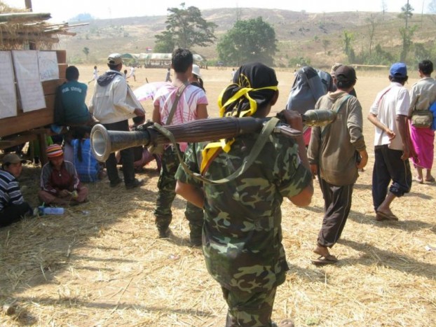 Displaced villagers in transit to DKBA territory held by Karen State ...